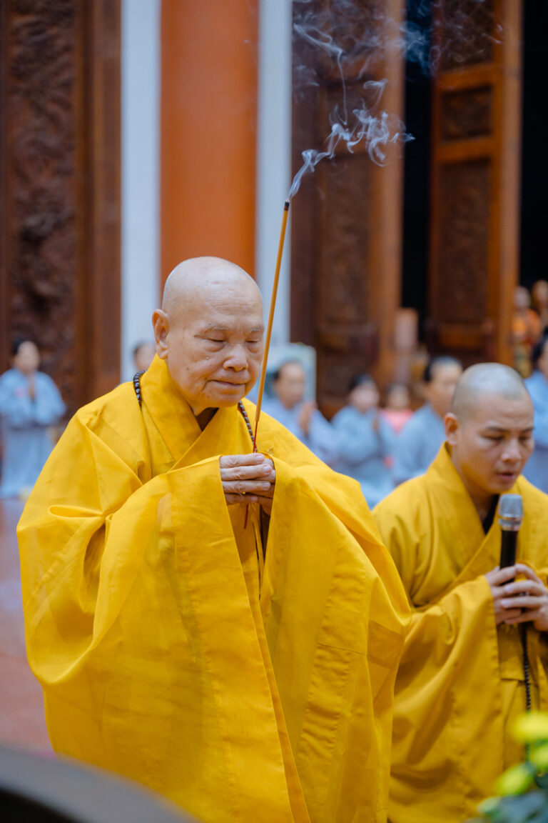 Hàng ngàn ánh nến tri ân tỏa sáng trong tiết trời Vu Lan - Website Hòa thượng Chủ tịch Hội đồng ...